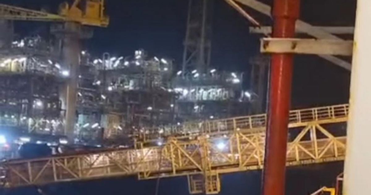 Ponte entre a plataforma P-62 e UMGR na Bacia de Campos se solta devido ...