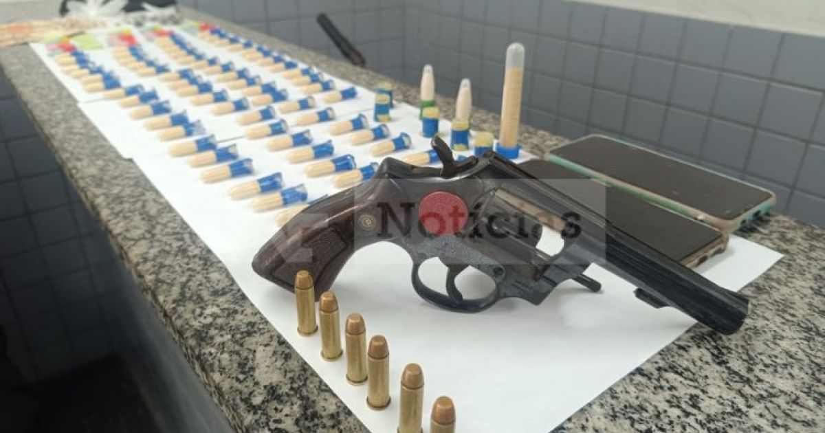 Dupla tenta fugir da polícia pulando muros de casas, mas acaba presa em Guarus - NF Notícias